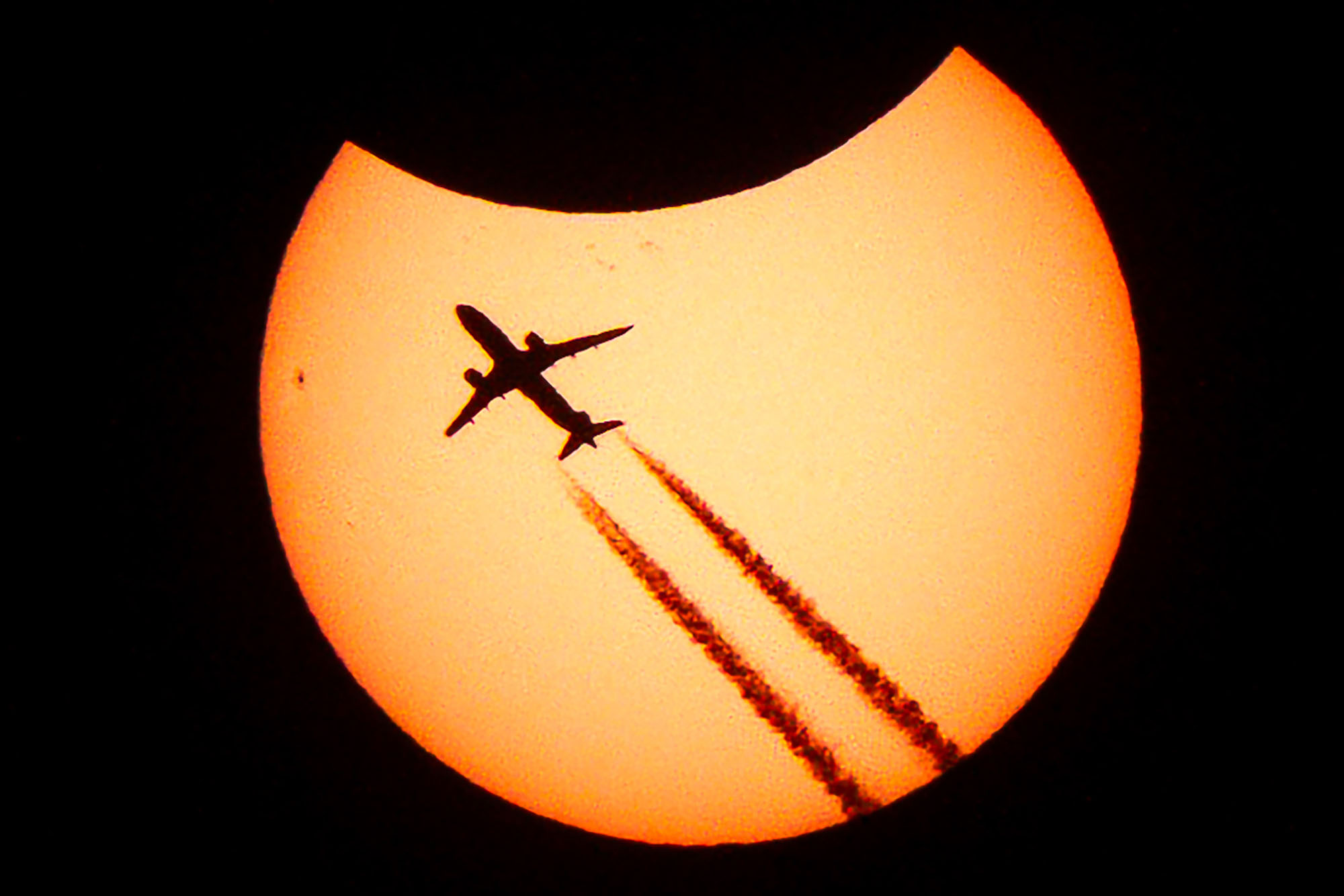El eclipse, el avión y algo de suerte: la historia detrás de una de las ...