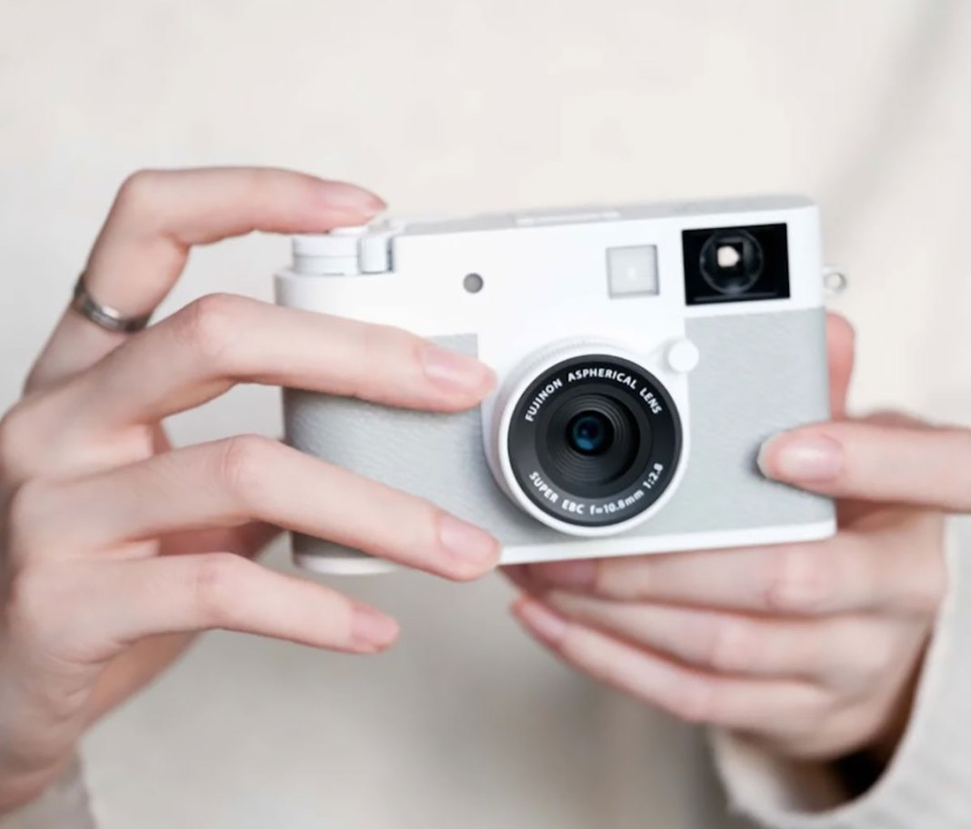 Fujifilm lanza una versión en blanco de su peculiar X-Half - PHOTOLARI